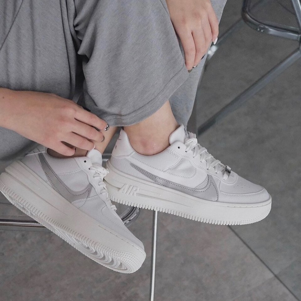 나이키 에어포스 1 플랫폼 써밋화이트 메탈릭 실버 우먼즈 스니커즈 DJ9946-101 | 상품 상세 | 크로켓