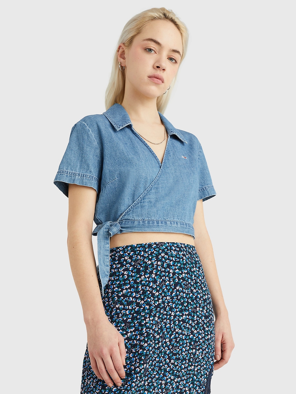 TOMMY HILFIGER 타미 힐피거 크롭 샴브레이 랩 셔츠 | 상품 상세 | 크로켓